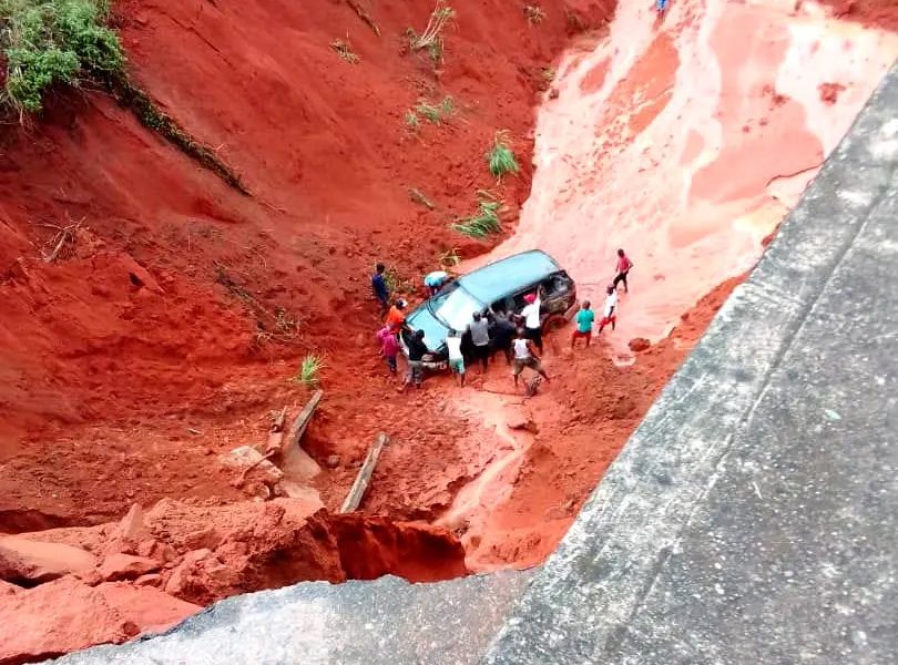 GULLY EROSION: Fully-loaded bus falls into ditch in Imo – Newstrends