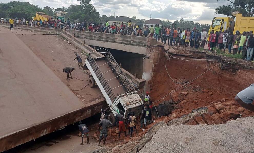 Flyover bridge collapses along Enugu-Port Harcourt expressway - Newstrends